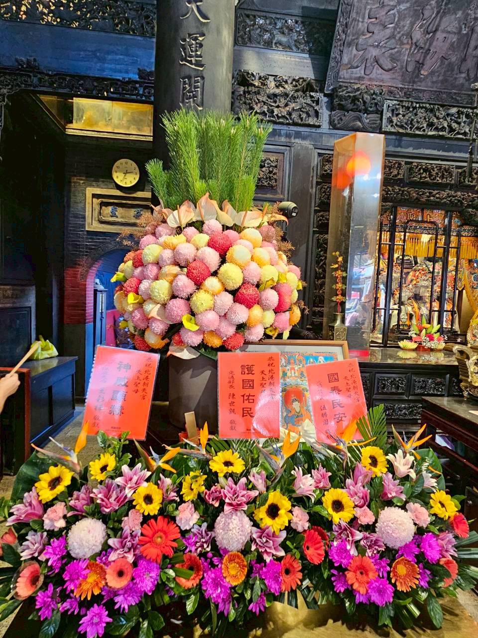 公路局攜手保庇天后王彩樺前往北港朝天宮快閃，宣導用路人風險意識