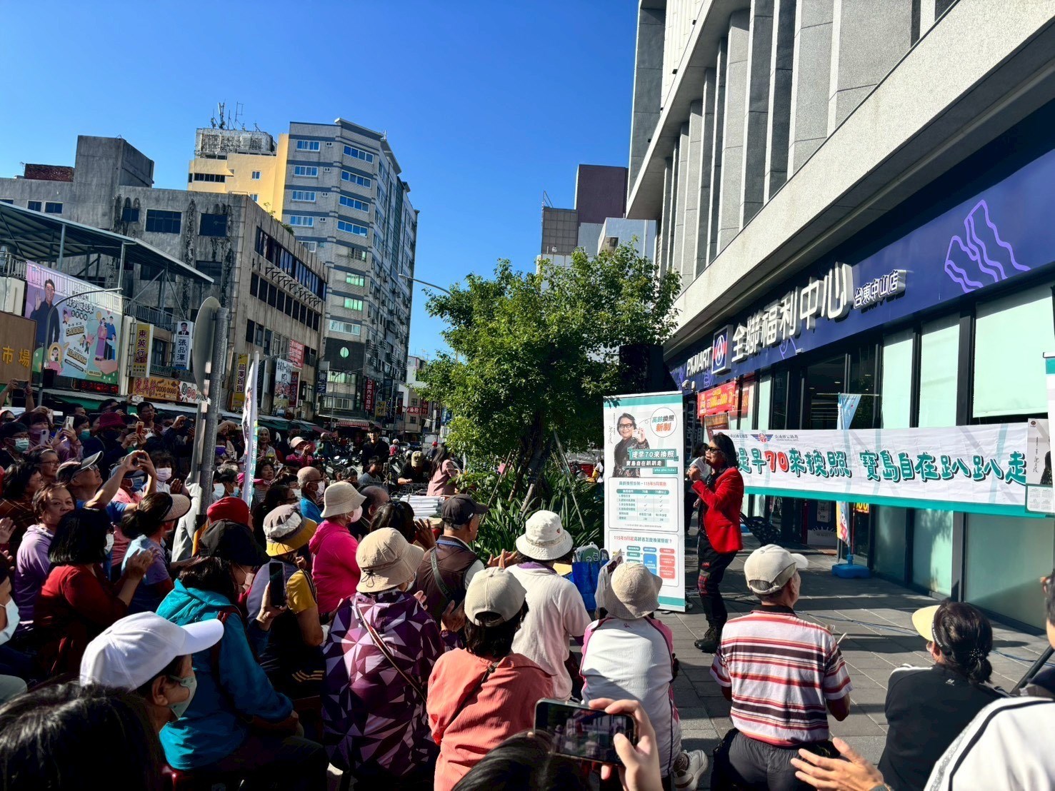 公路局及高雄區監理所攜手代言人沈文程—11月15日臺東市中央市場前暖心快閃宣導高齡換照新制